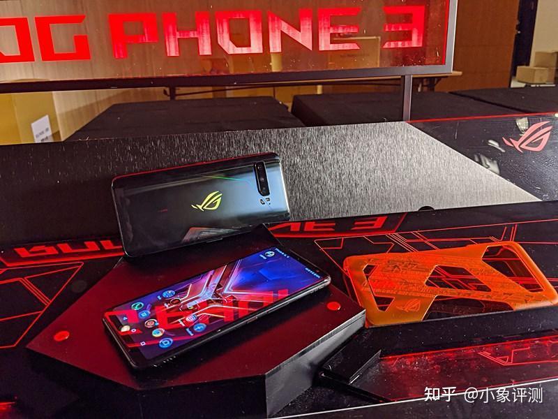 华硕新一代电竞旗舰ROG Phone 宣传海报露玄机！有3大升级亮点 - 知乎
