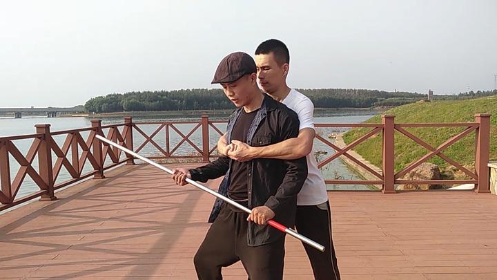 手持长棍面对多人,突然从后面被人抱住,记住这招1秒可制服他 知乎
