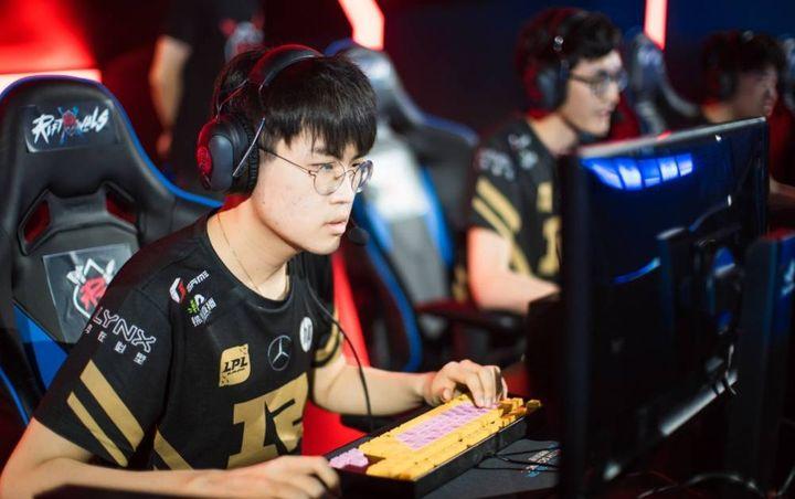 太有节目效果了！Faker与Uzi联手，姿态、Zeus同队 - 知乎