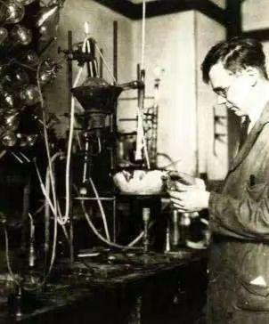 Nylon ）1935年美国有机化学家卡罗瑟斯研制出人要纤维尼龙（ Nylon ），随后尼龙丝袜诞生，记忆美图 - 知乎