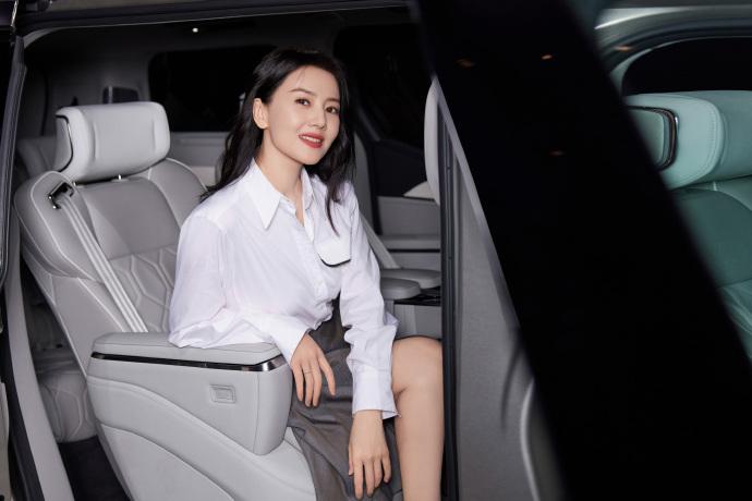 81.8万沃尔沃首款MPV开卖！纯电6座，被指换壳极氪009溢价30万 - 知乎