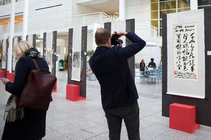 Foreign guest gift "The Snow on the River" calligraphy art recognition ...