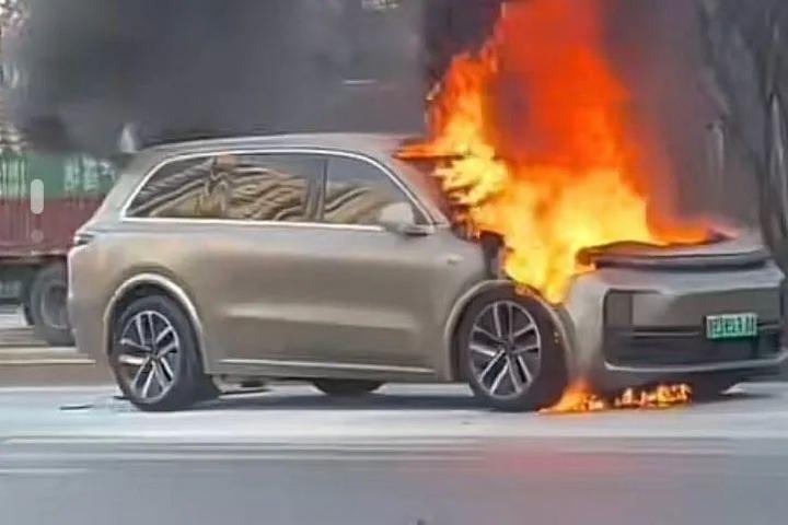 理想L9被曝起火，网友笑称：500万内烧得最快的SUV？ - 知乎