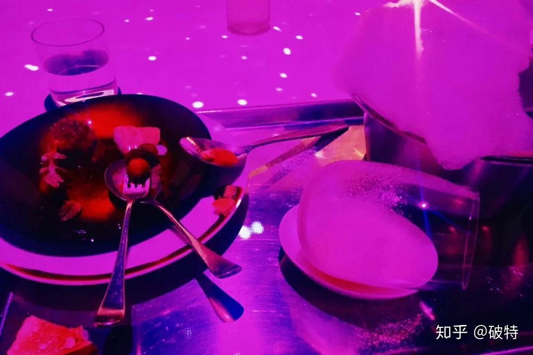 上海紫外线餐厅（Ultraviolet by Paul Pairet）是一个怎样的餐厅，就餐体验如何？ - 知乎