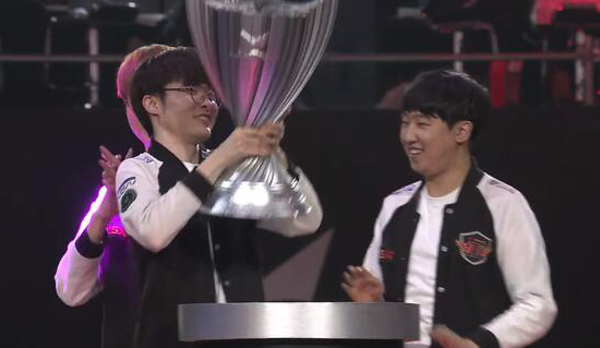 回顾万博电竟:SKT横扫GRF封王！暌违两年之久Faker含泪再度夺冠 - 知乎