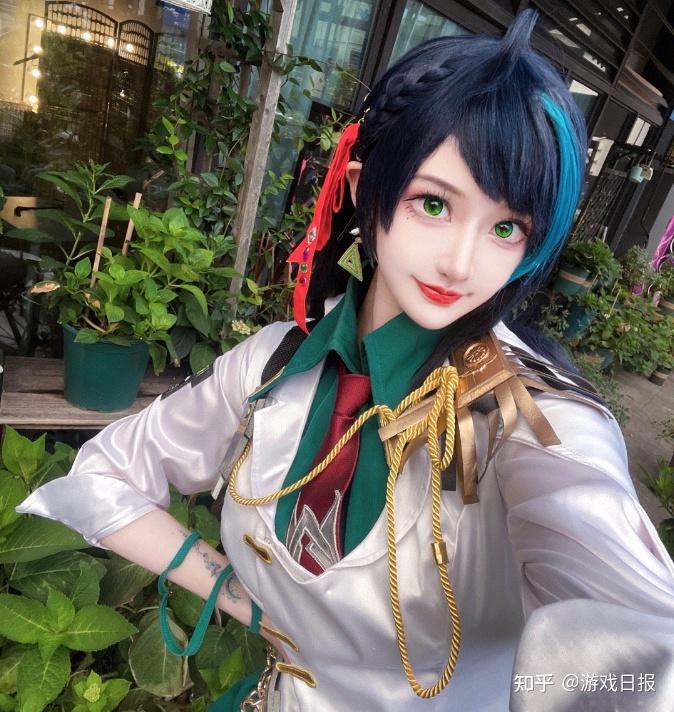 最大胆的COS？百万粉网红出成品上街，一旁小哥眼神太喜感 - 知乎