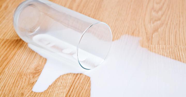 cry over spilled milk，寓意很简单，相信你已经猜到了 - 知乎