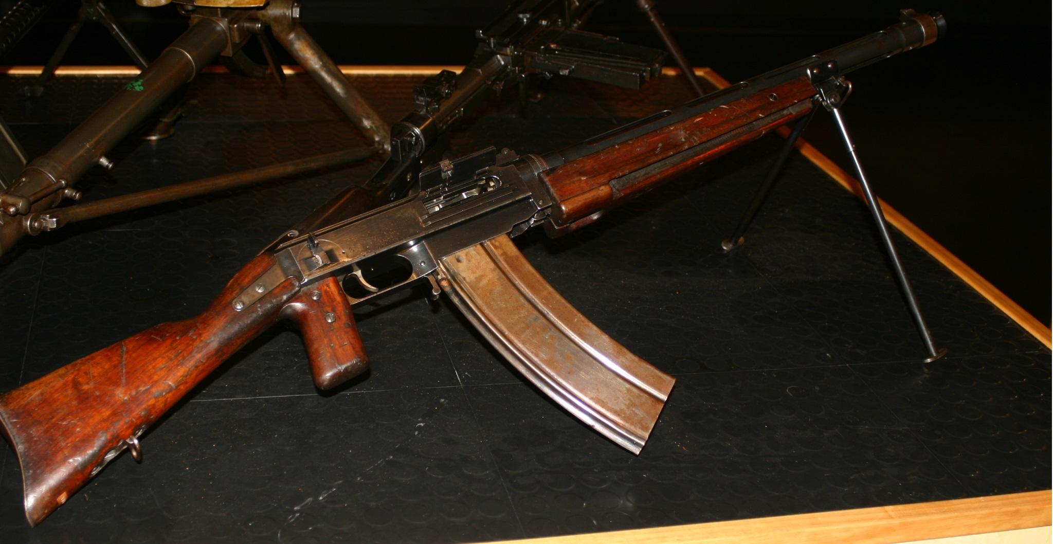 类似于捷克ZB-26轻机枪的上置式弹匣结构在二战以后的机、步枪上为什么消失不见了呢？ - 知乎