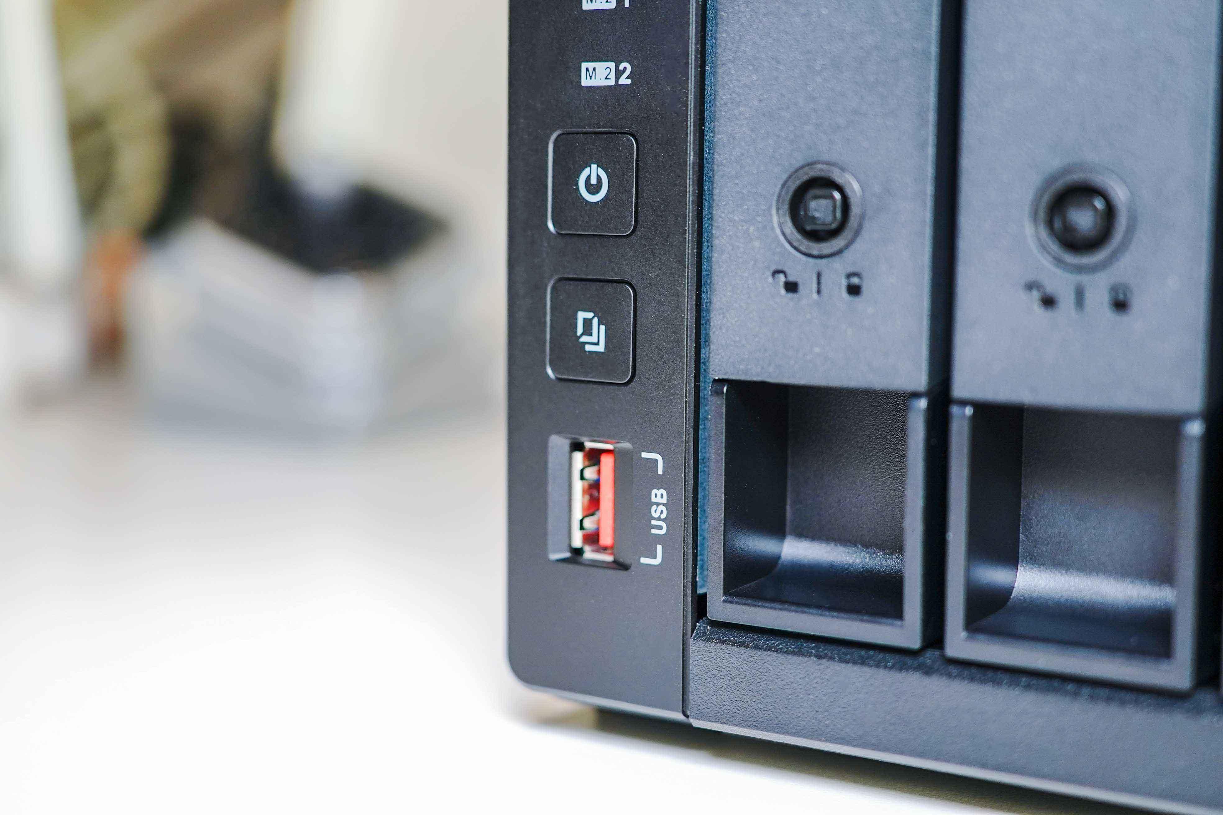 威联通 TS-466C NAS 上架，该产品有哪些亮点？ - 知乎