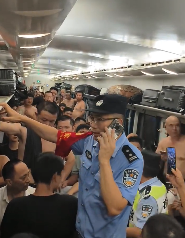 刚刚！火车上破窗男子被帽子叔叔教育？称K1373还没达到破窗应急预案紧急程度？好人好做！看罗翔老师法律解读紧急避险，一起了解一下？ - 知乎