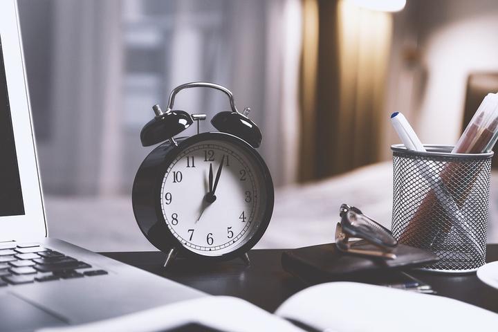 迟到是be late to还是be late for - 知乎