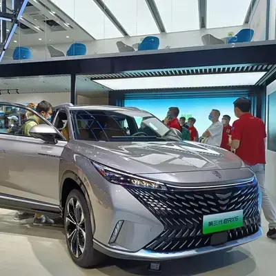 双联屏左右可移380mm/内置8155芯片，荣威全新eRX5正式亮相 - 知乎