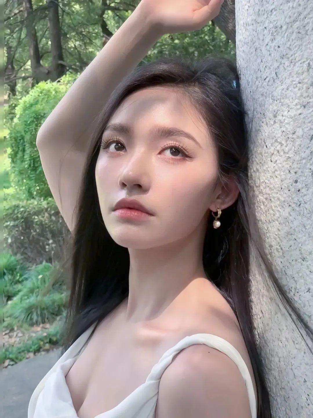 林允美了！一袭吊带抹胸裙，肤白貌美好身材 - 知乎