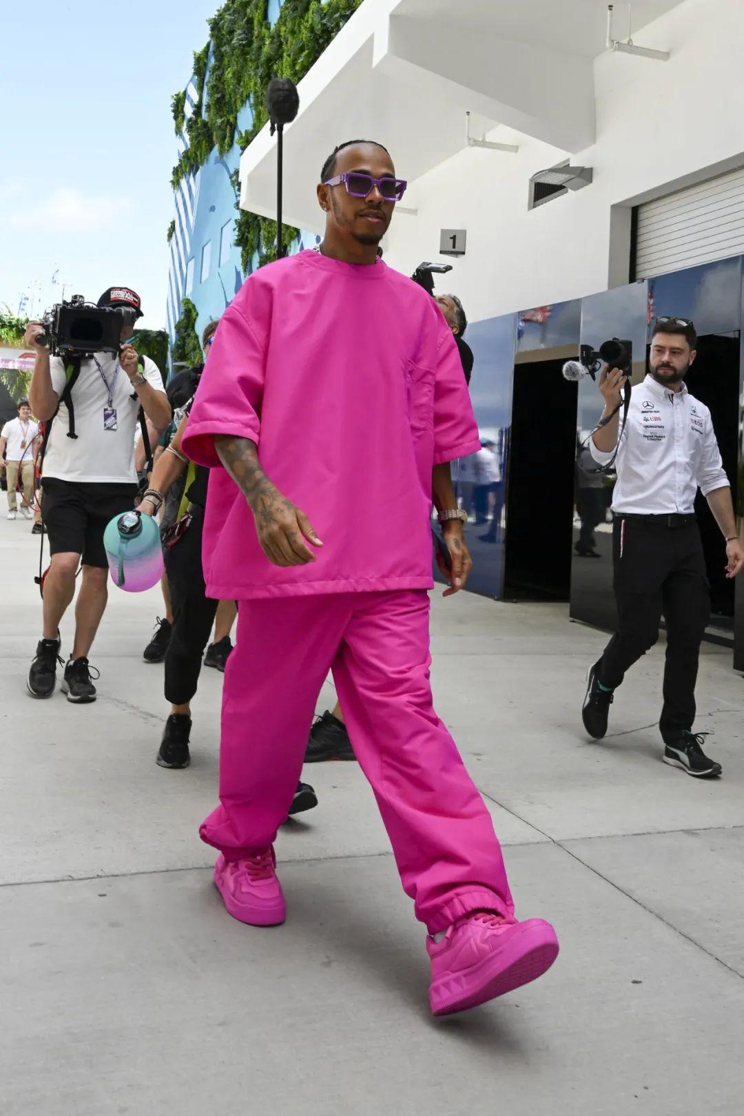 Hot Pink 是新的千禧粉 - 知乎