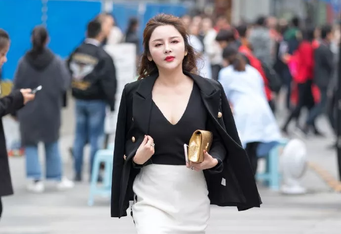 街拍：女生穿上高跟鞋出街，散发出青春与魅力的气息 知乎