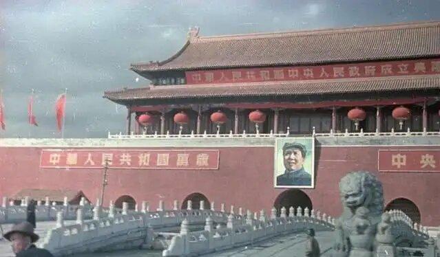 开国大典天安门城楼上的毛主席像，怎么来的？ - 知乎