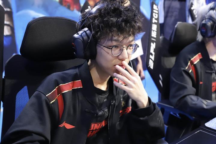 FPX更换首发上单，TheNiu迎战EDG！大粉丝爆料：小老虎已回基地 - 知乎