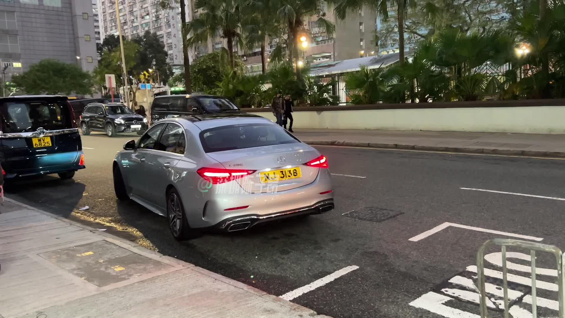 实拍香港奔驰新C200时空银标配五星轮毂和电尾门及全景天窗！ - 知乎