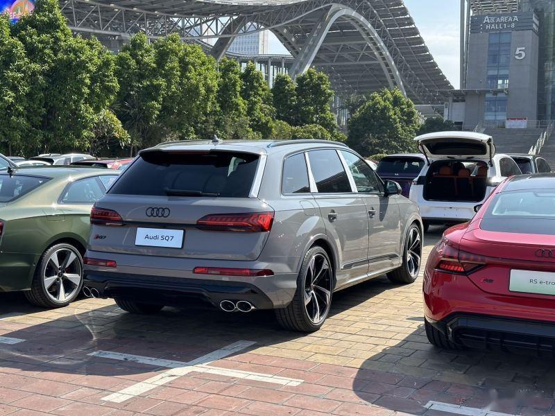 2023广州车展：奥迪SQ7暗夜骑士版预售117万元 - 知乎