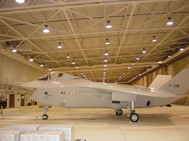 X32外型虽丑陋，战力却碾压F-35，但存设计缺陷终被抛弃！ - 知乎