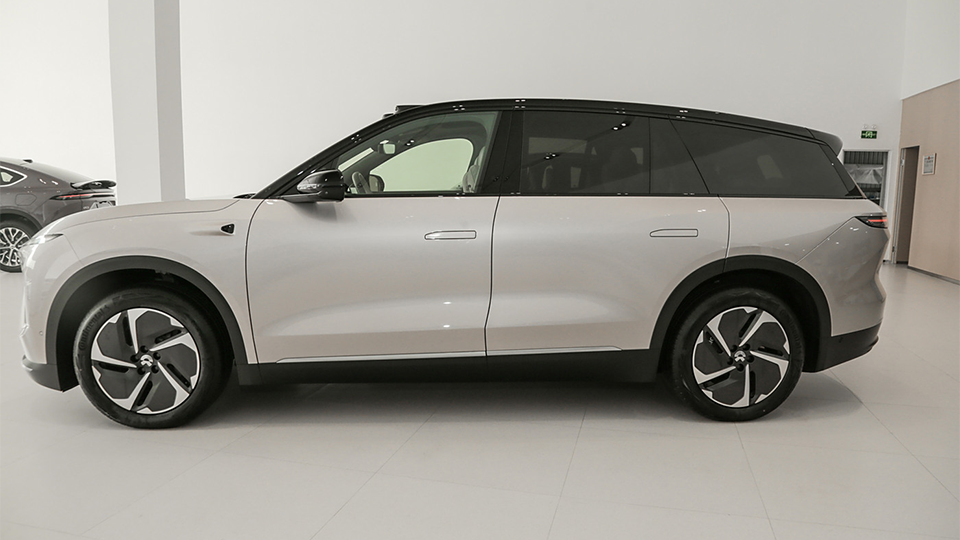 换新悬挂，纯电续航超700公里，乐道L80不是半价ES8？ - 知乎