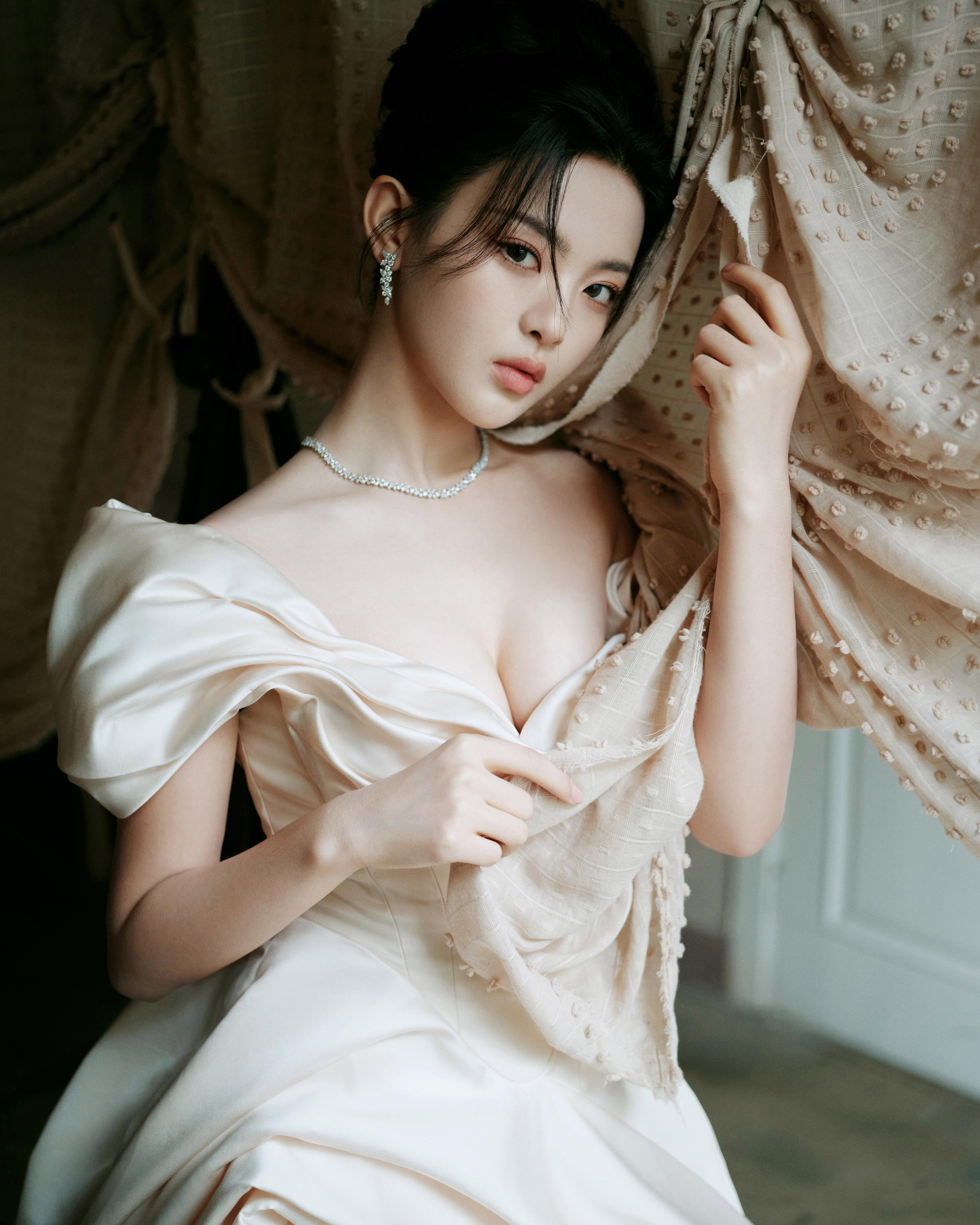 杨超越什么时候身材变这么好了？ - 知乎