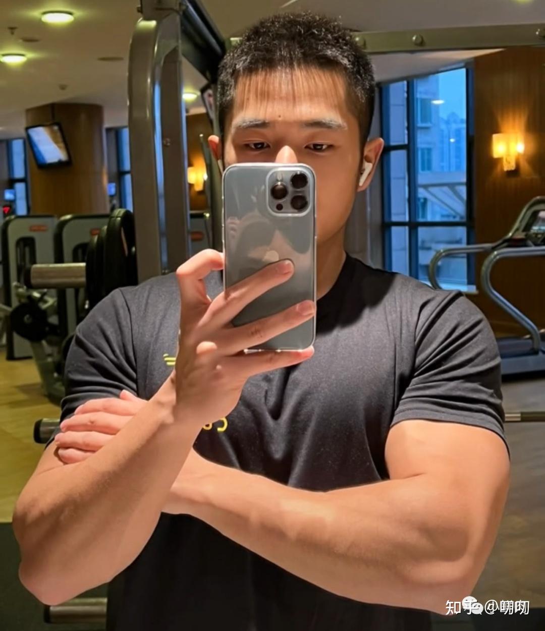 180cm体育壮男拍写真火了，网友直呼：新老公就是他啦！ - 知乎