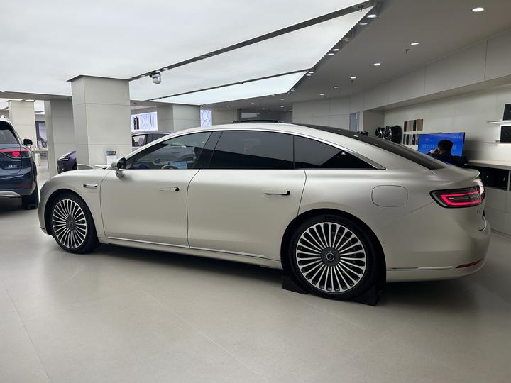 行政轿车非得56E？自己开自己泊车还有私密空间的享界S9行不行？ - 知乎