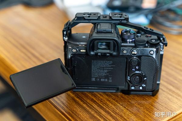 想买微单，在r62,A7M4和A7C2中选择。?