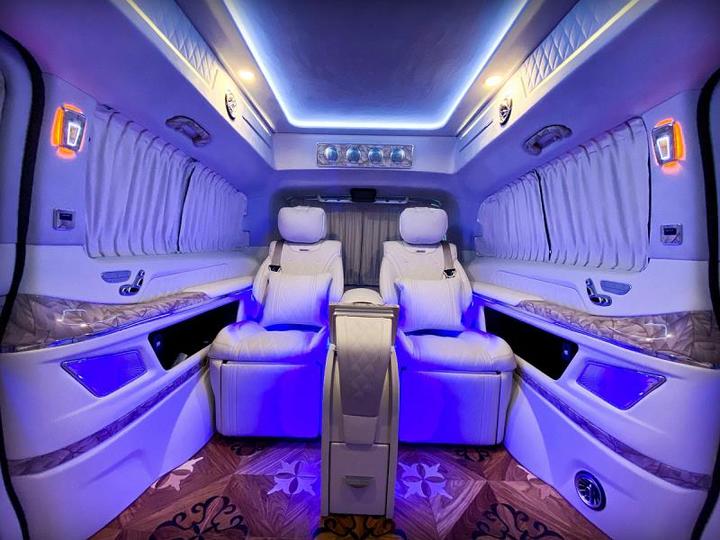 总裁高端座驾 客户定制奔驰迈巴赫VS680伯爵版 高顶4+2座 - 知乎