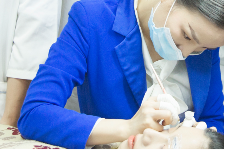 去美容学院学化妆比较好还是去化妆学校学化妆比较好？ 知乎