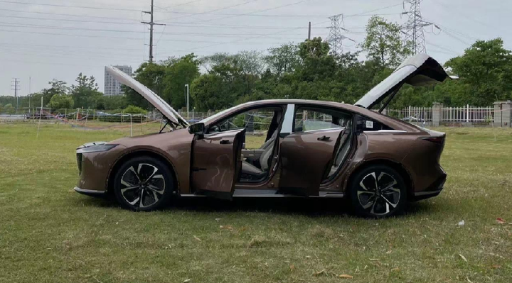 轴距近3米+电动尾翼，后驱258马力与SL03同平台，马自达EZ-6实车 - 知乎