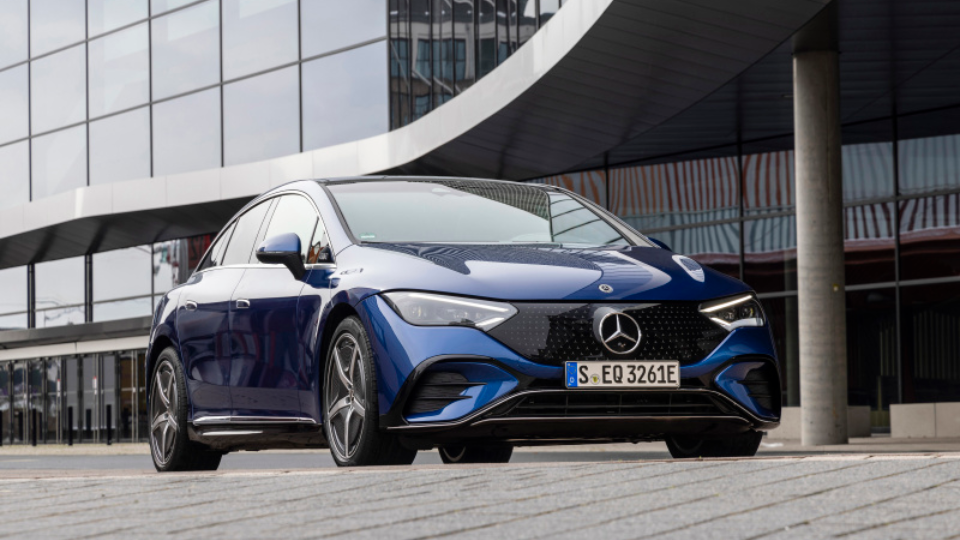 奔驰EQE：出四驱版也跑不过ET7，但为豪华这50多万花得值？ - 知乎