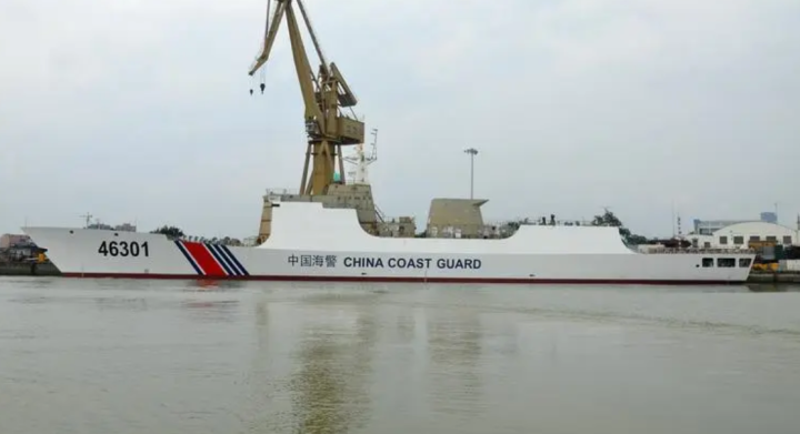 海警版054A逼近仁爱礁，疑将菲军战舰纳入射程，周围全是中国渔船 - 知乎