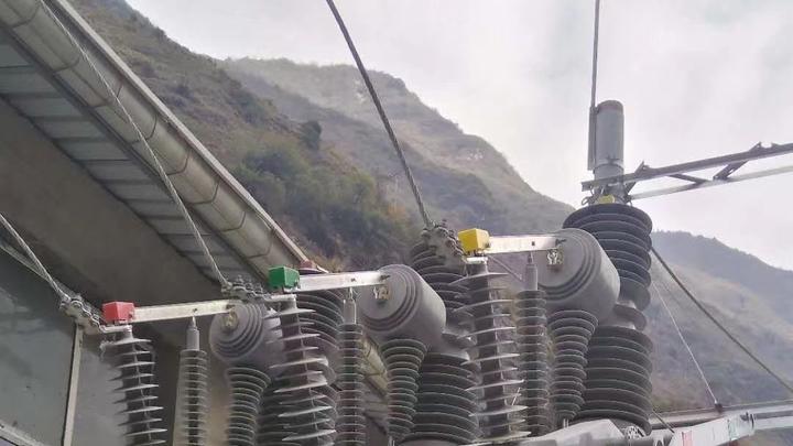 四川凉山德昌8号线路新装35KV高压真空断路器ZW32-40.5柱上看门狗 - 知乎