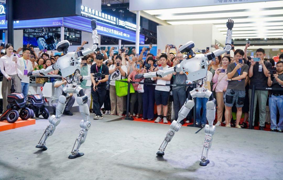 逐际动力全尺寸人形机器人LimX Oli亮相WRC - 知乎