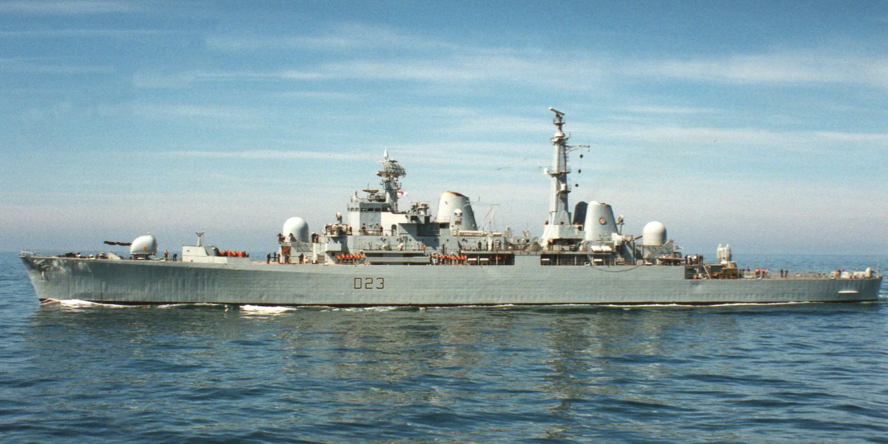 上世纪80年代初下马的老式055驱逐舰与现在052DM驱逐舰相比有什么区别？ - 知乎