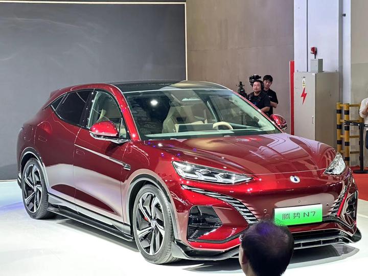 传统车顶配腾势N7标配！30.18万起，全球首款智能豪华猎跑SUV上市 - 知乎