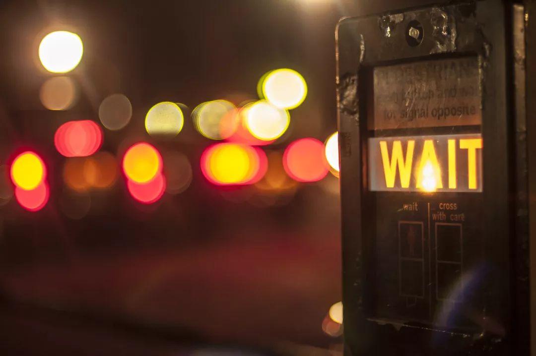 英语中Wait a moment 究竟要别人等多久？ - 知乎