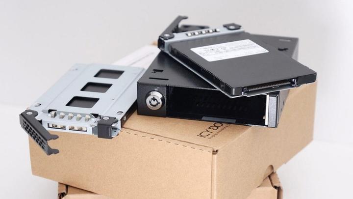 当我买了 U.2 SSD需要怎么连接呢？连接 U.2/U.3 SSD 的一些方法分享！ - 知乎