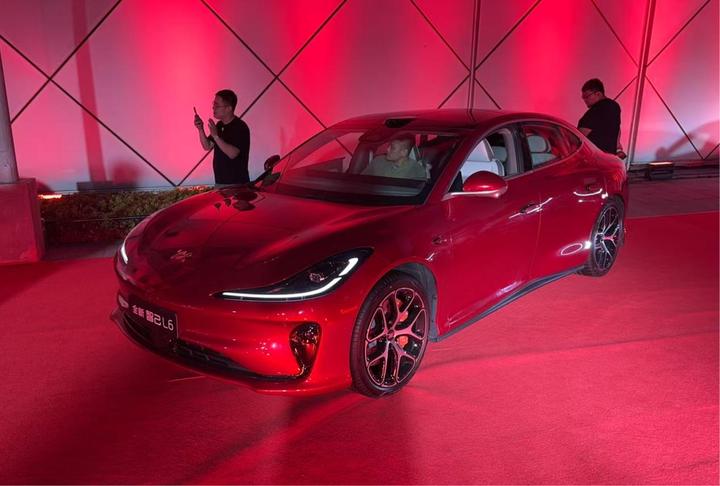 标配四轮转向，预售价21.99万起，智己全新L6开启预售 - 知乎