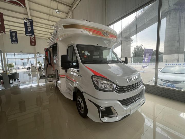 房车旅行中，有再多的朋友也不愁了，金冠宾歌510H可容10人 - 知乎