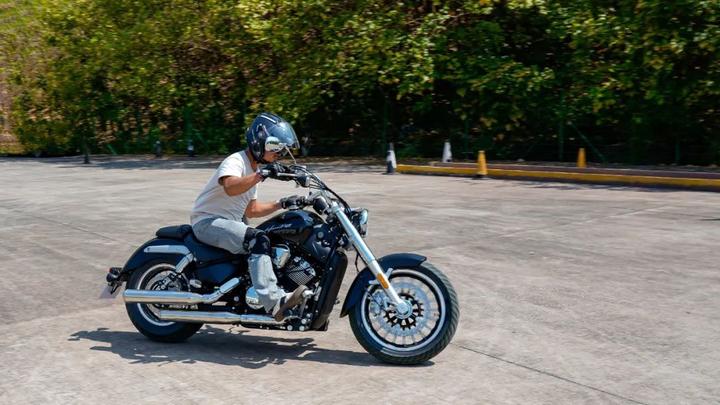 纯正美式巡航，操控却不美式—21999元力帆V400动态测评 - 知乎