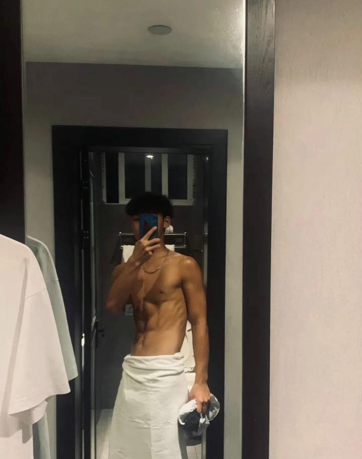 188cm精瘦腹肌体育生，酒店照片曝光太诱惑了！ - 知乎