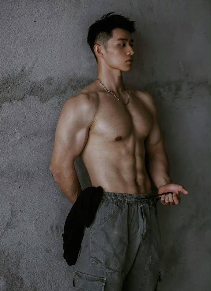 新晋体育生男模，不仅有六块腹肌，颜值更是高！ - 知乎