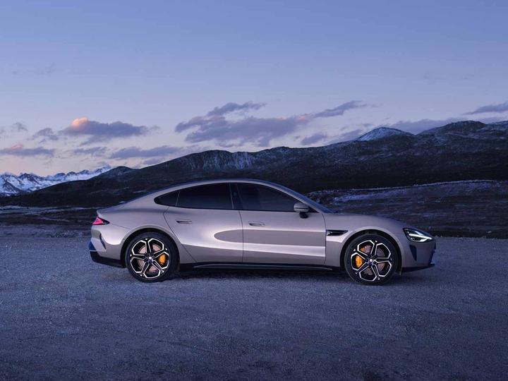 小米SU7、红旗EH7、极狐S5：外形高度相似 狭路相逢“瑜亮亮” - 知乎