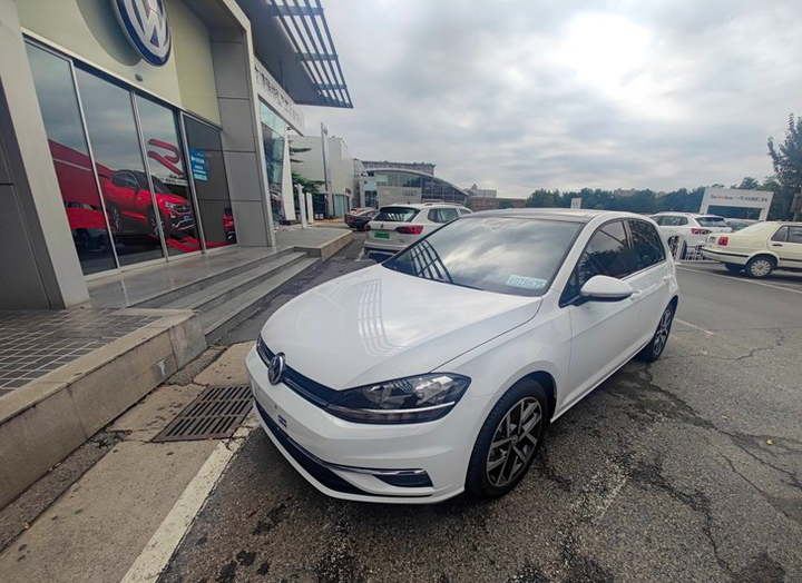 实拍2020款大众高尔夫！白色车身很时尚，配并线辅助+定速巡航 - 知乎