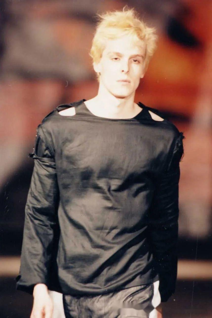 永远热泪盈眶的叛逆少年，一起回顾Raf Simons 27年设计生涯的经典时刻。 - 知乎