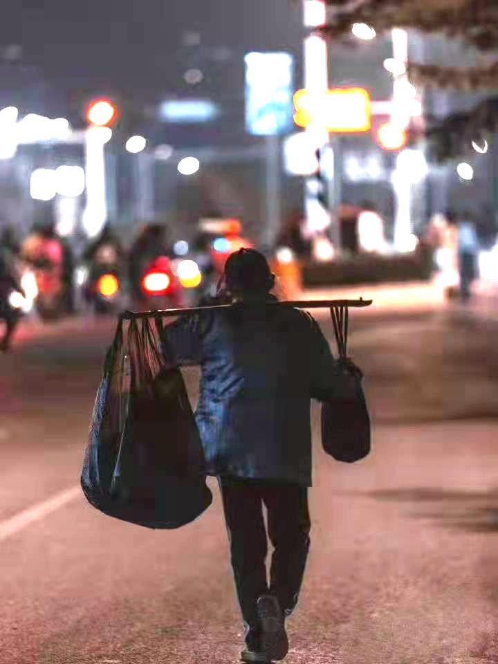 《背影》——风雨中迷路的老爷爷！ 知乎