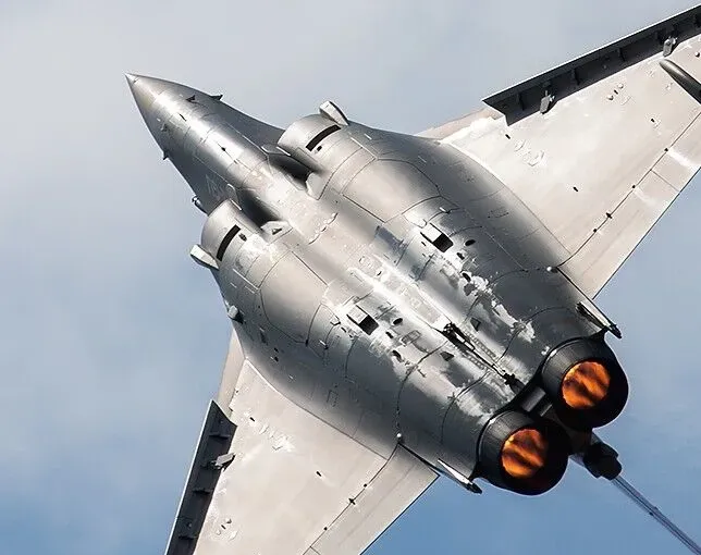 Su-27使用的中央升力体布局的好处和坏处是什么？ - 知乎